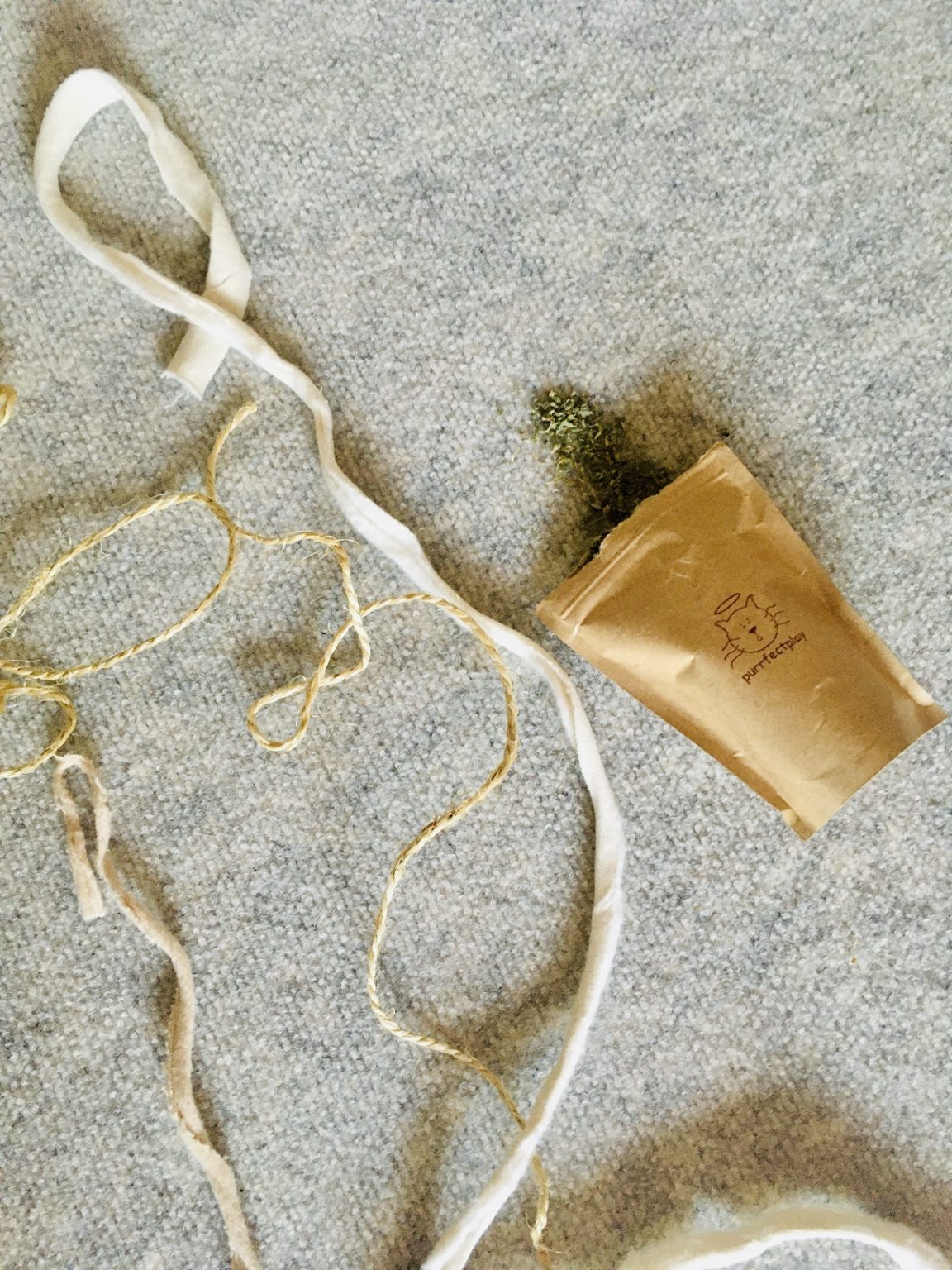Upcycled DIY cat scratching post with carpet [Easy tutorial]